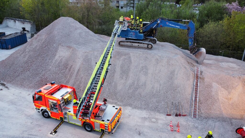 Rettung mittels Drehleiter | Freiwillige Feuerwehr Pinneberg